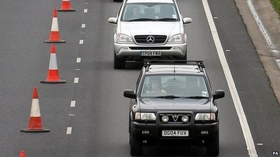 Extra lane on M60 'risks more accidents', says AA - BBC News