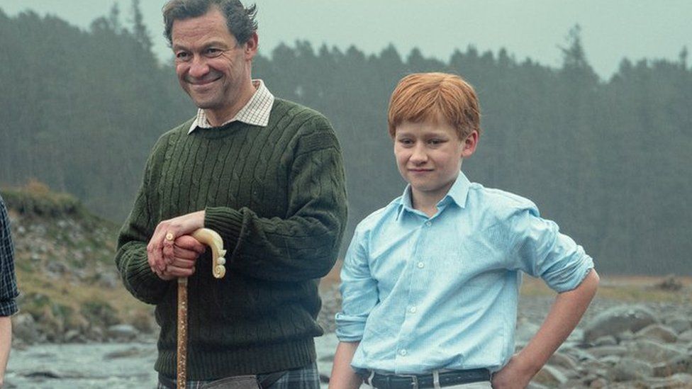 Fflyn Edwards: Y Cymro ifanc sy'n portreadu Harry yn The Crown - BBC ...