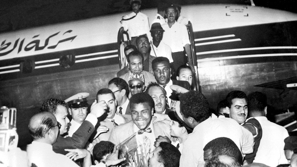 In pictures: Muhammad Ali's love affair with Africa - BBC News