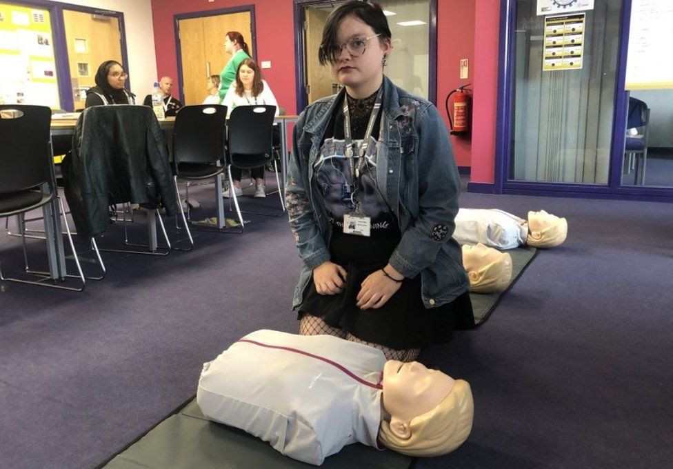West Midlands young people taught first aid for stab wounds - BBC News