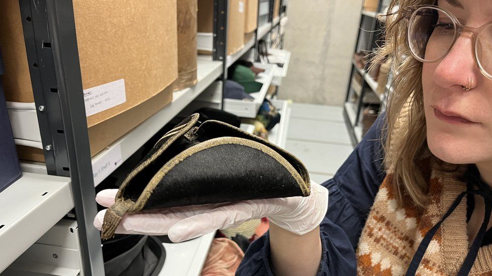 'Wonderful' Leeds tiny hats collection to be conserved - museum - BBC News