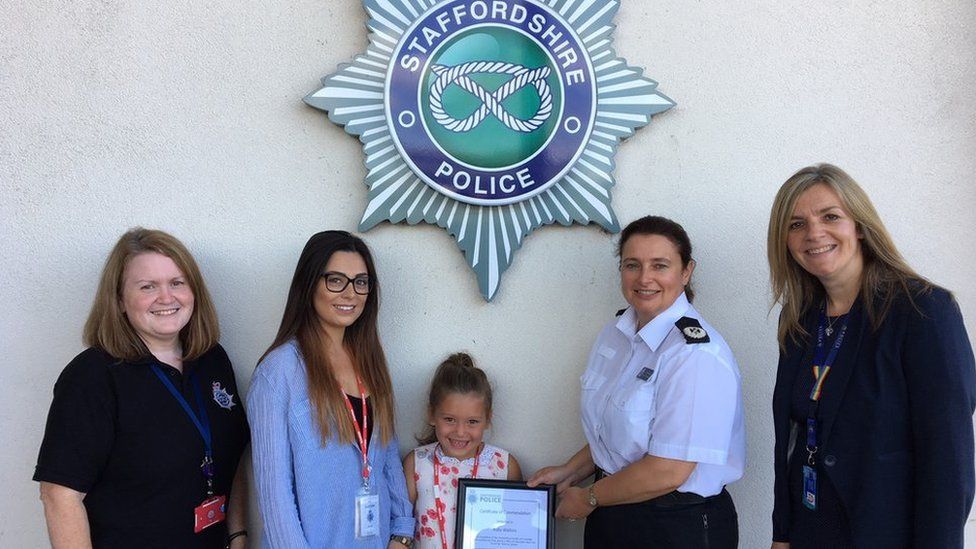 Award for six-year-old's 999 call for unconscious mum - BBC News