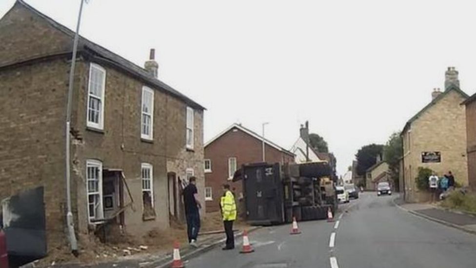 Tractor house crash scene in Wilburton 'like a war zone' - BBC News