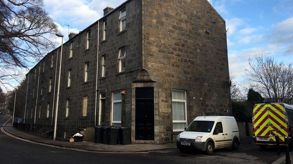 Man, 41, dies after Aberdeen flat fire rescue - BBC News