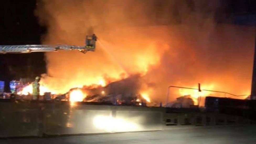 Corby fire: Industrial estate blaze partially destroys factory - BBC News