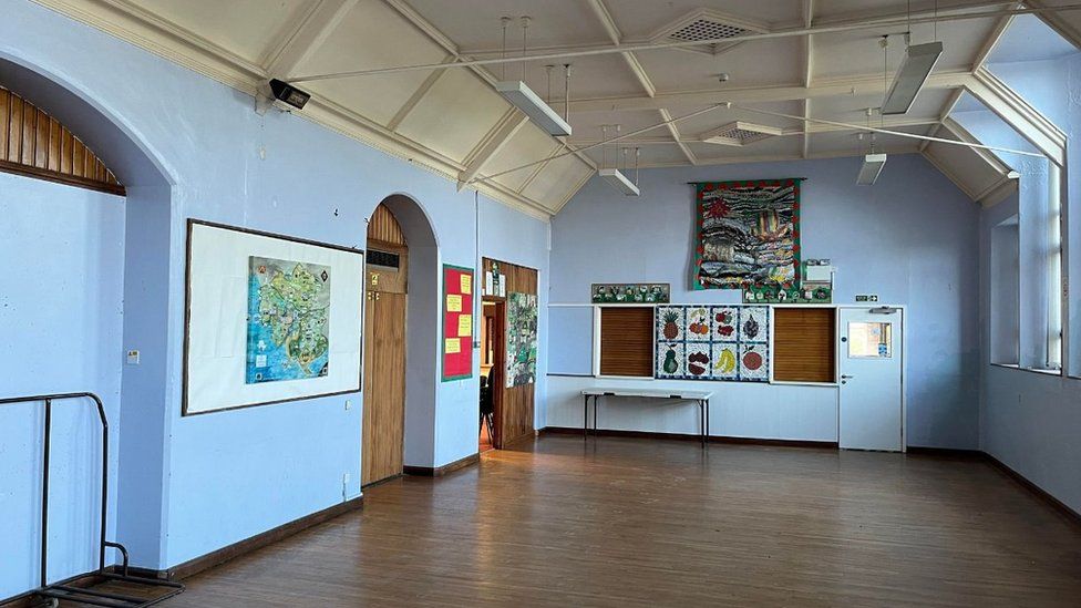 Môn: Adeilad hen ysgol bentref yn ôl yn nwylo'r gymuned - BBC Cymru Fyw