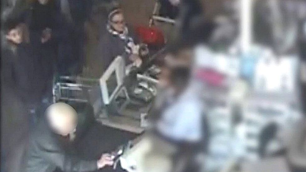 Gang steals £21,000 after Balham Waitrose scam - BBC News