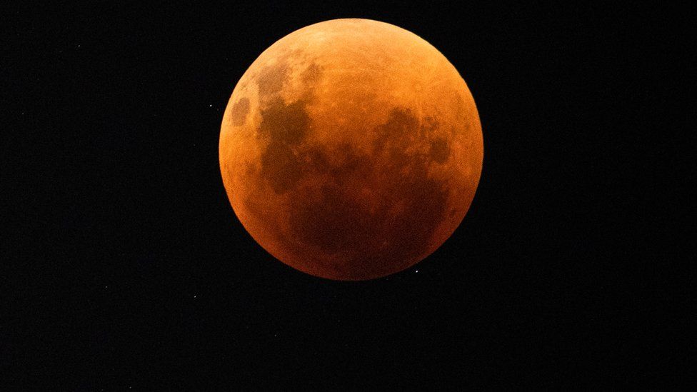 Super blood moon: Pictures from around the world - BBC Newsround