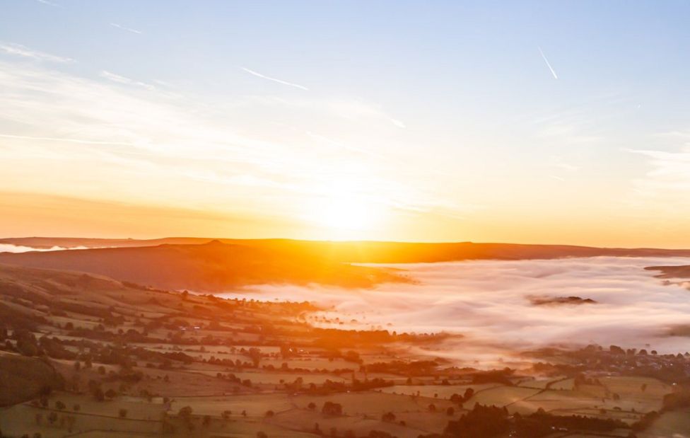 Peak District: 'Cloud inversions show nature's gentle side' - BBC News