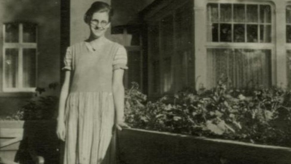 Top Nazi propagandist Goebbels' secretary dies at 106 - BBC News