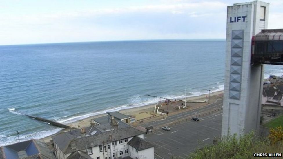 Shanklin beach cliff lift reopens after fault repaired - BBC News