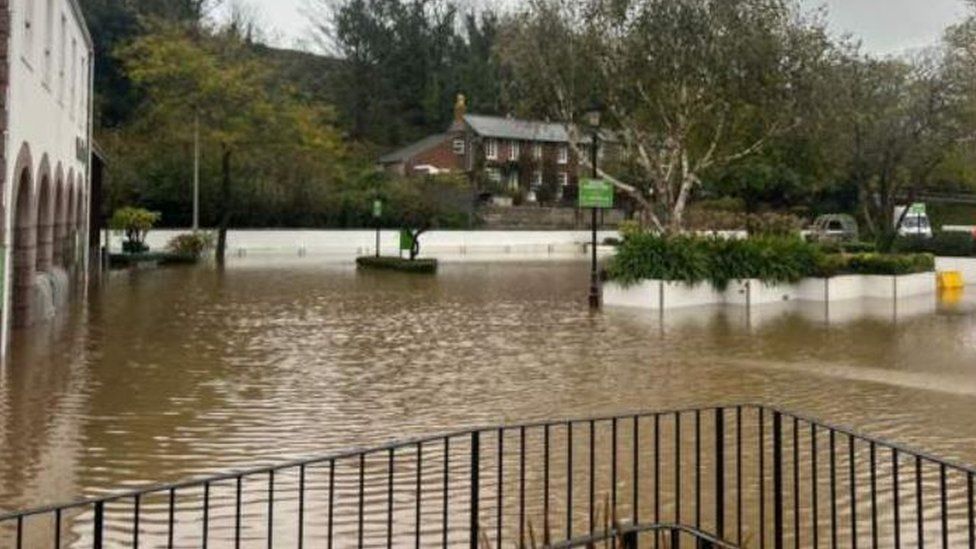 Storm Ciarán forces Jersey families out of homes - BBC News