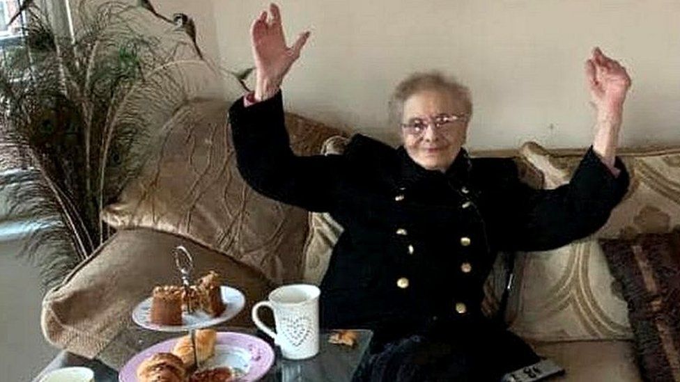 Thousands celebrate Edna's 101st after card appeal - BBC News