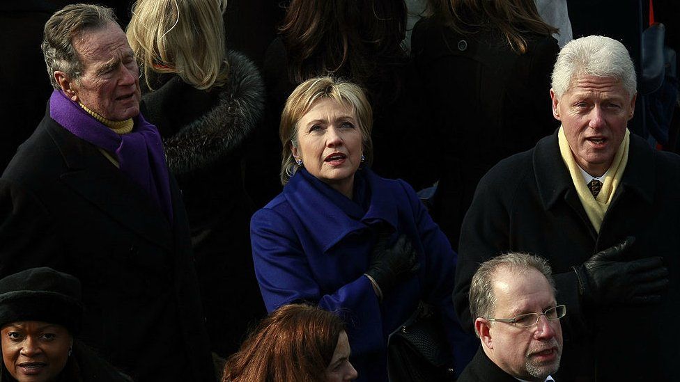 Trump inauguration: Clintons and Bushes to attend ceremony - BBC News