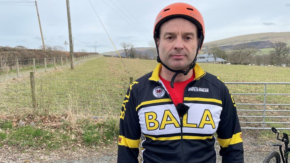 Beicio yn 'beryg bywyd' o amgylch Llyn Tegid - BBC Cymru Fyw
