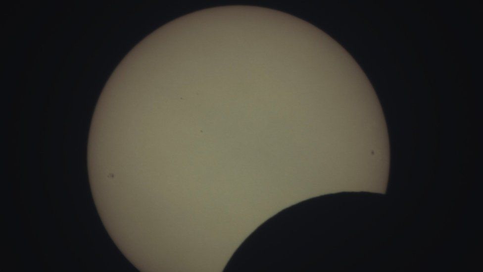 Solar eclipse: Moon blocks part of the Sun over the UK - BBC News
