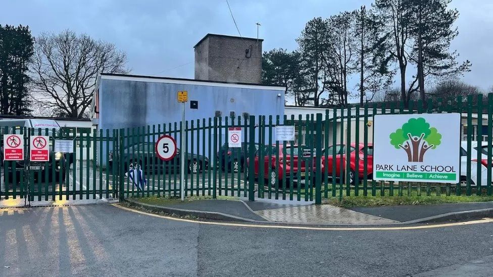 Athrawes yn gwadu iddi gosbi plentyn 10 oed ag awtistiaeth - BBC Cymru Fyw