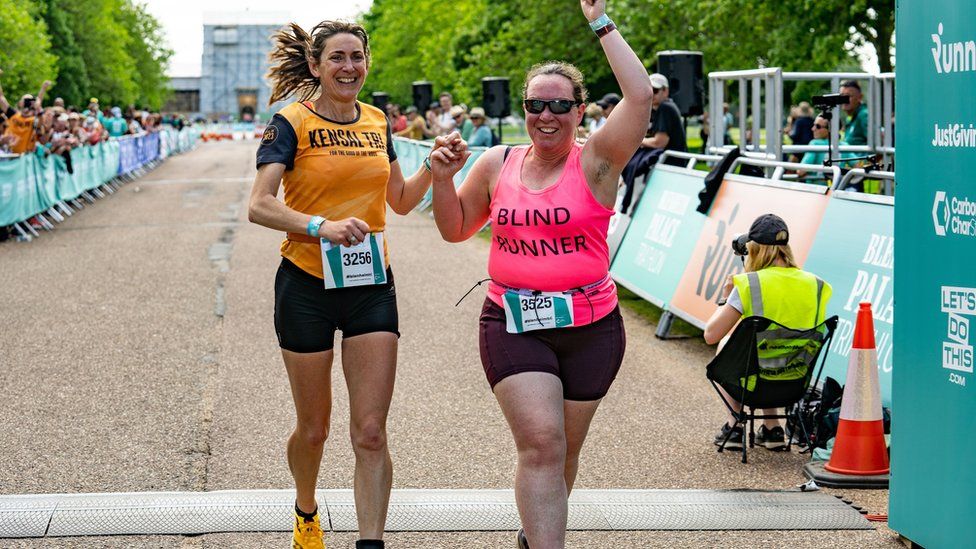 In pictures: Blenheim Palace Triathlon - BBC News