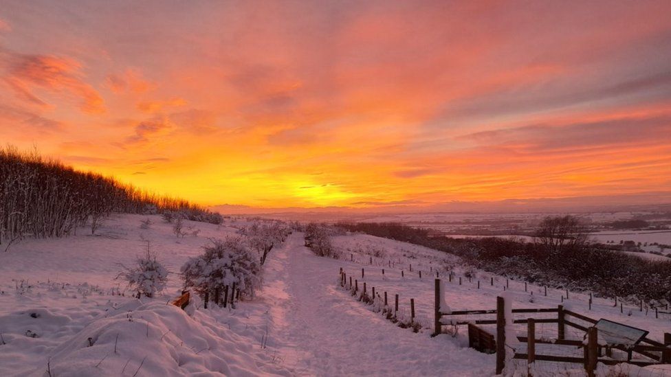 Snowy sunsets photographed across the UK at the weekend - BBC Weather