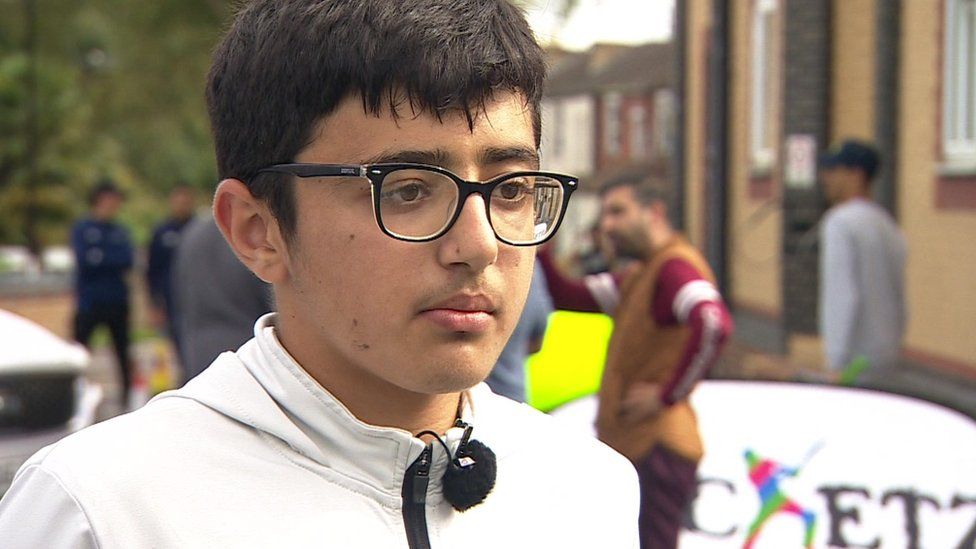 Southern Brave: Cricketer Jafer Chohan inspires young players - BBC News