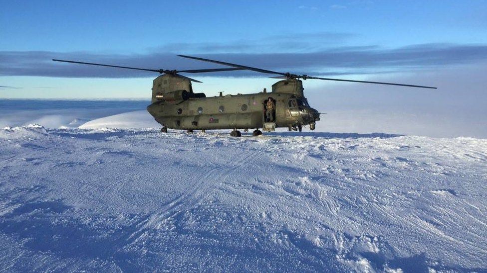 RAF Odiham Chinook crews train in snowy Cairngorms - BBC News
