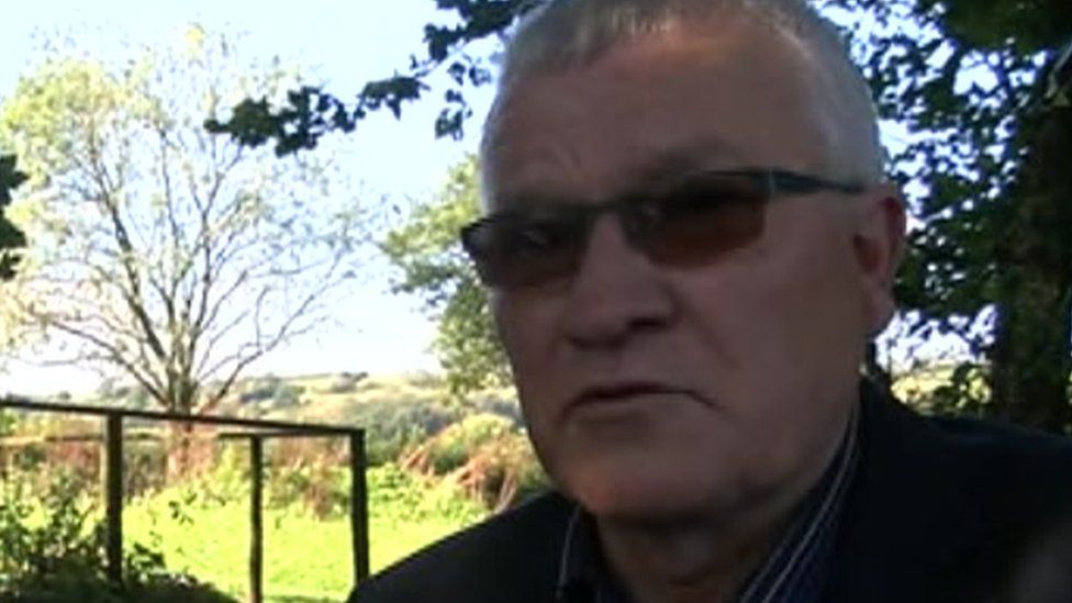 Ymchwilio wedi i danwydd lifo i afon ger Caerfyrddin - BBC Cymru Fyw