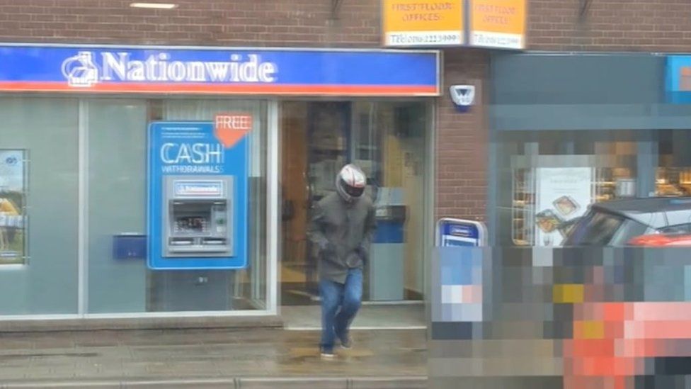 Botched robbers' slow getaway caught on video - BBC News