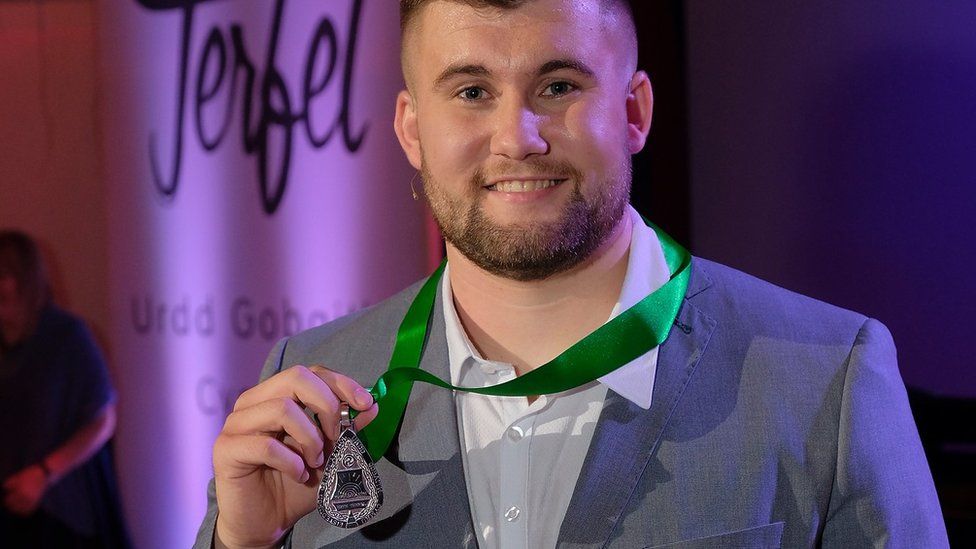 Rhydian Jenkins: Y tenor sy'n taclo - BBC Cymru Fyw