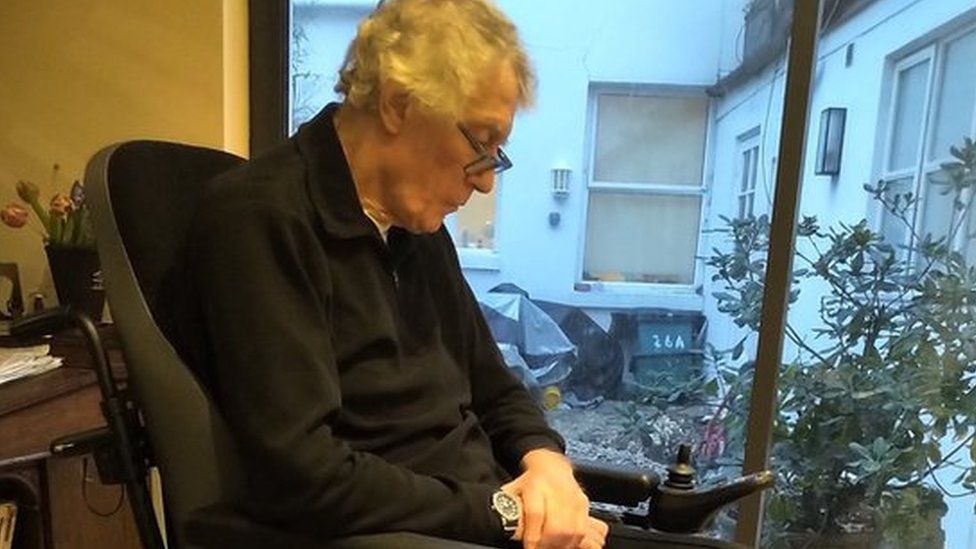 Covid: Patient returns home after 306 days in hospital - BBC News