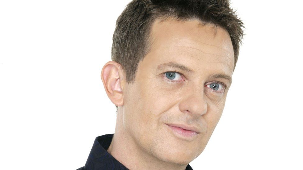 Hospitals 'failing' on genetic bowel cancer test - BBC News