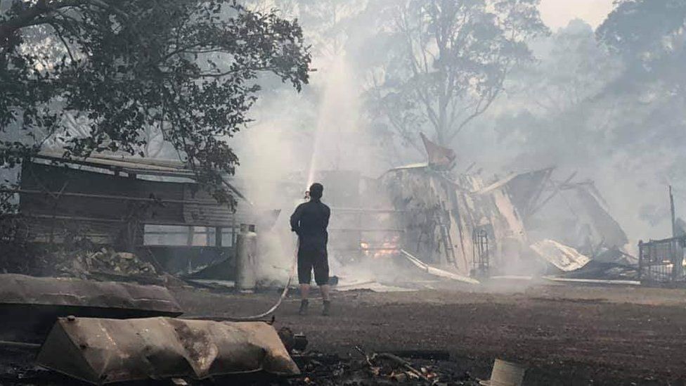 Australia fires: UK woman's 'beloved home' burns - BBC News