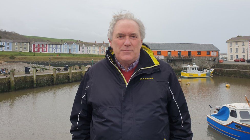 Galw ar gynghorau ledled Cymru i addasu canol trefi - BBC Cymru Fyw