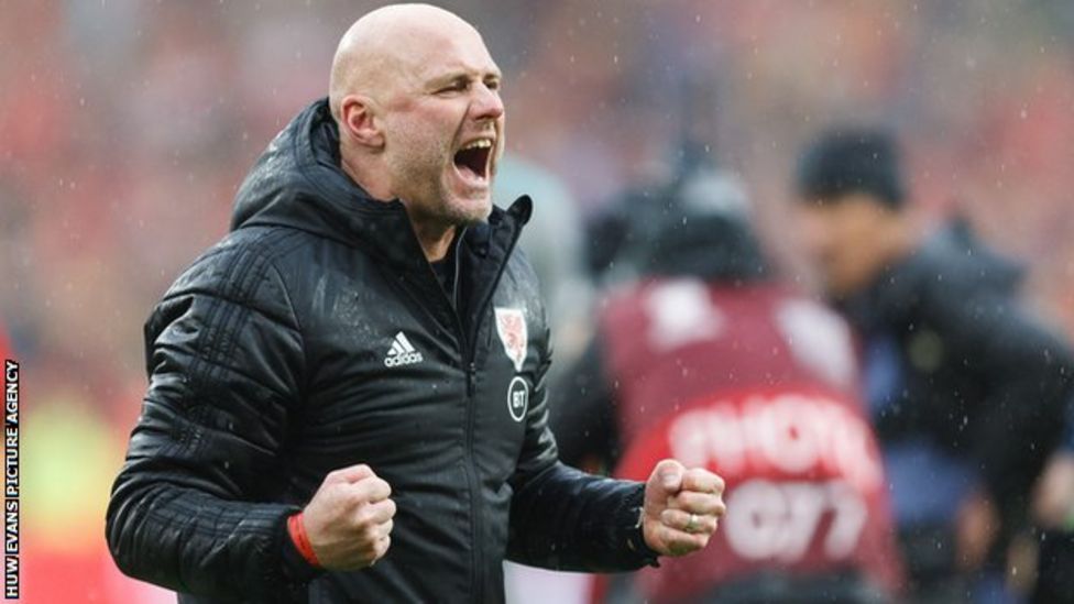 Robert Page: Wales manager signs new contract before 2022 World Cup in ...