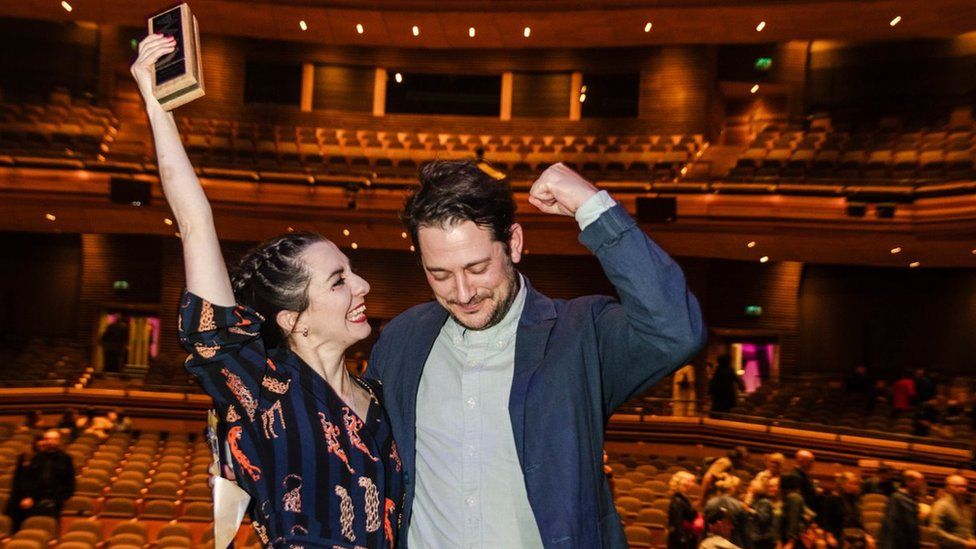 Gwobr Gerddoriaeth 2023 i Rogue Jones a Dafydd Iwan - BBC Cymru Fyw