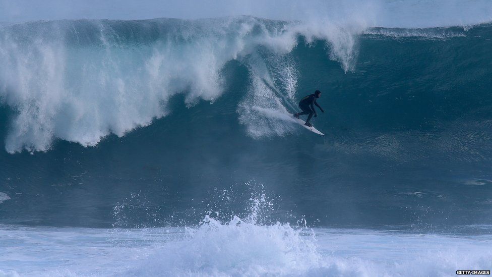 Surfer breaks leg riding on biggest wave in Australia - BBC News