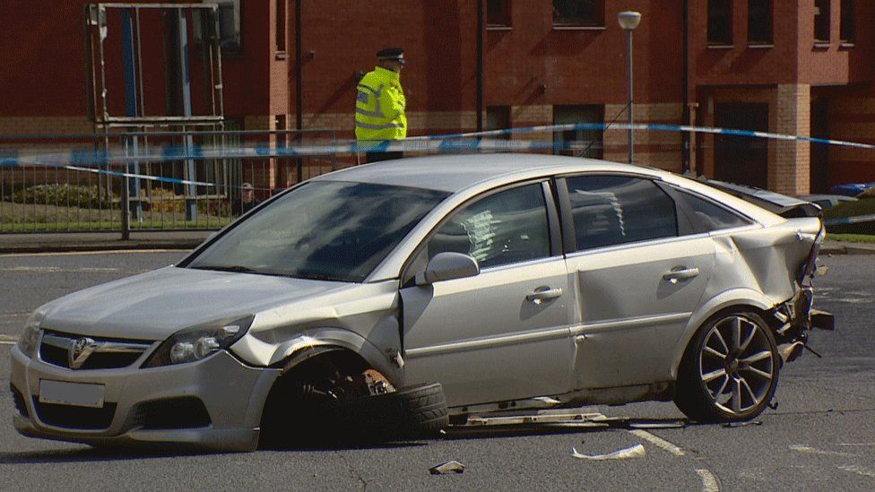 Man injured in two-car incident in Glasgow - BBC News
