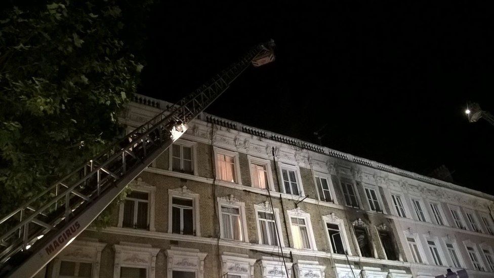 Huge fire rips through London hotel and block of flats - BBC News