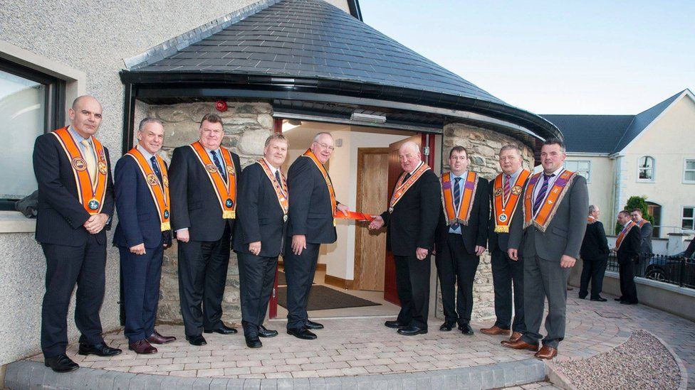 War memorial unveiled after Donegal Orange hall fire - BBC News