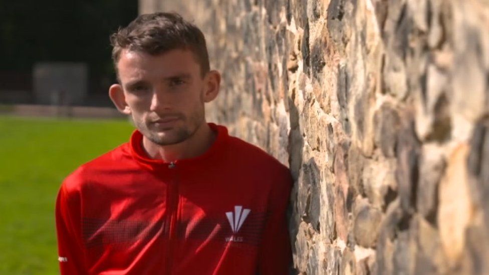 Dewi Griffiths yn nawfed yn Hanner Marathon Caerdydd - BBC Cymru Fyw