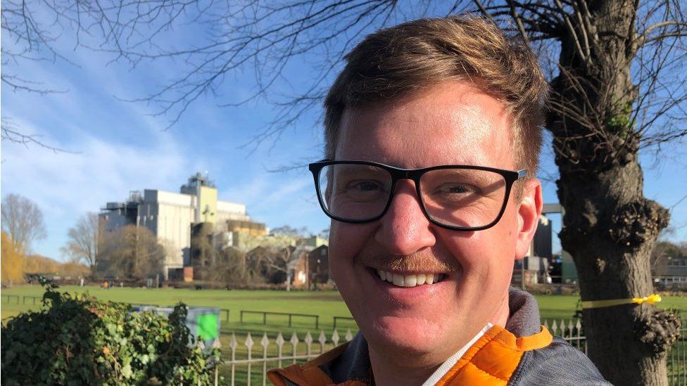 Wellingborough: Protesters halt tree-felling plans - BBC News