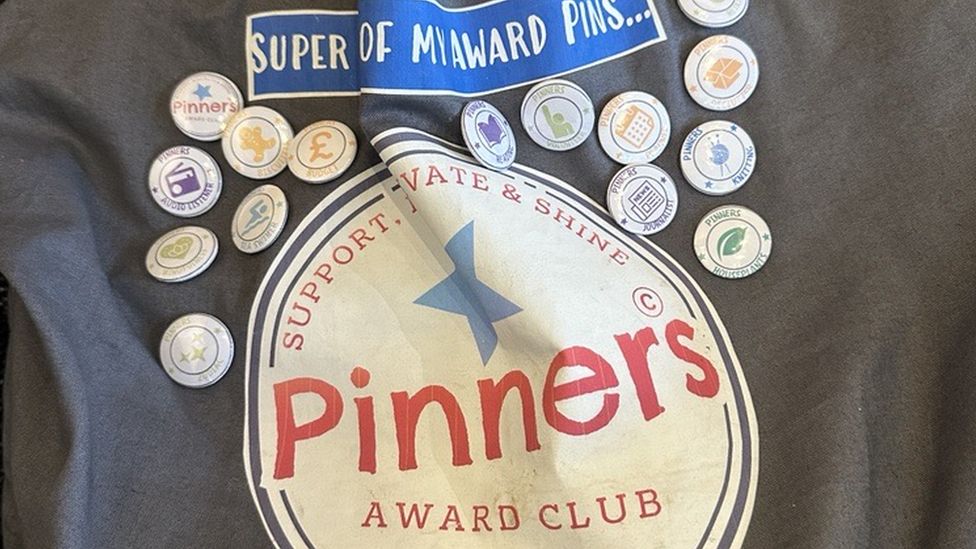 Bournemouth: Badges to boost confidence of cancer survivors - BBC News