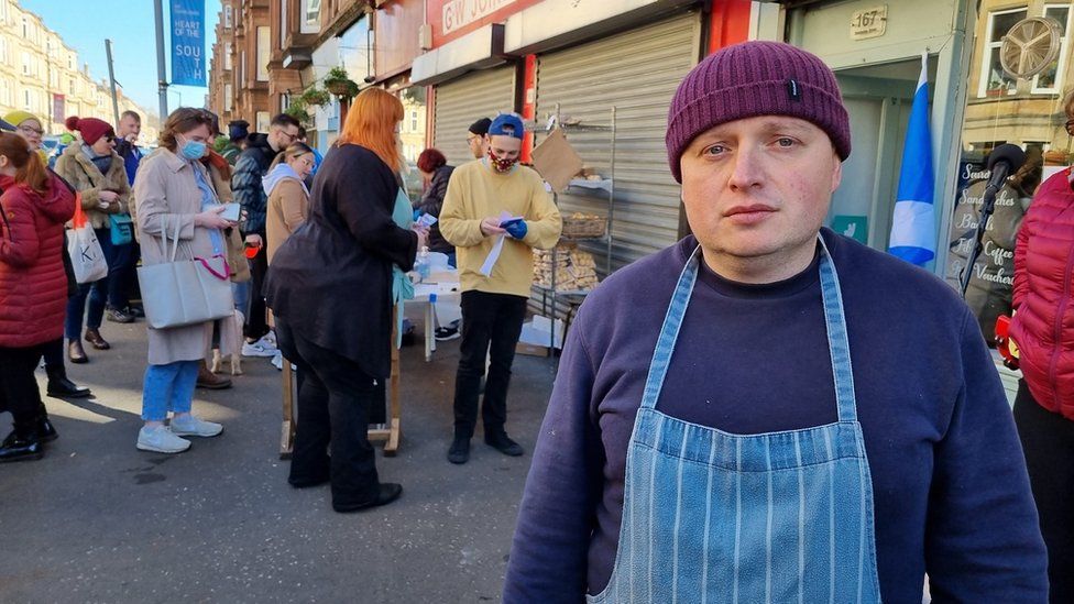 Ukraine: Hundreds queue for fundraising bake sale in Glasgow - BBC News