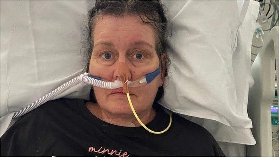 Covid-19: Not getting vaccine jab was mum's biggest regret - BBC News