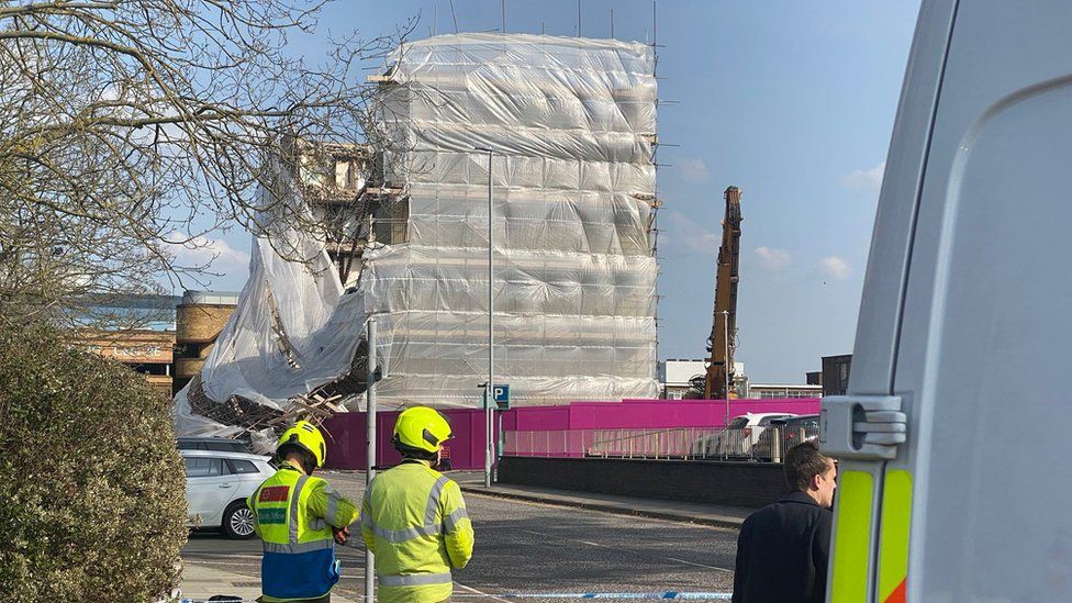 Stevenage building being demolished collapses on to street - BBC News