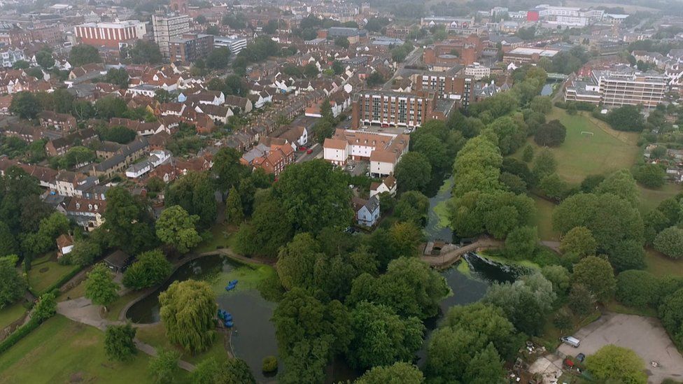 'Significant' English Civil War stirrup found at Colchester - BBC News