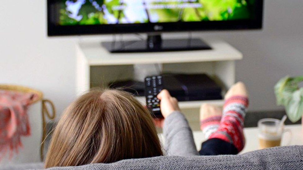 Cymru 'ddim yn cael chwarae teg gan ddarlledwyr' - BBC Cymru Fyw