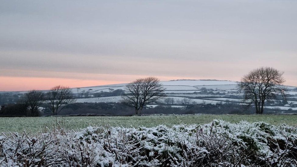 Freezing weather and snow affecting some schools in Cornwall - BBC News
