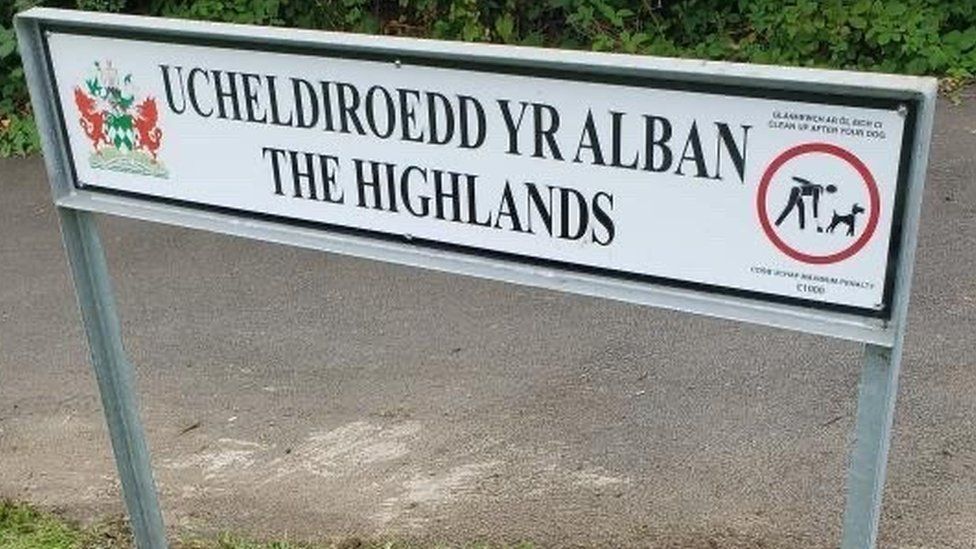 Welsh street sign puts Scottish Highlands in Skewen - BBC News