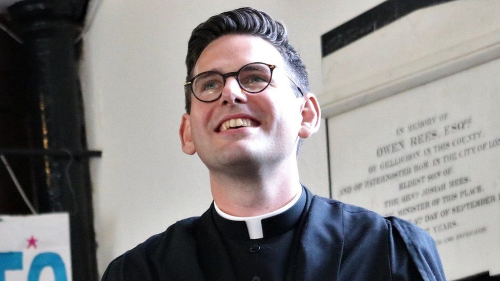 Newyddion Da o Bawenydd Mawr! - BBC Cymru Fyw