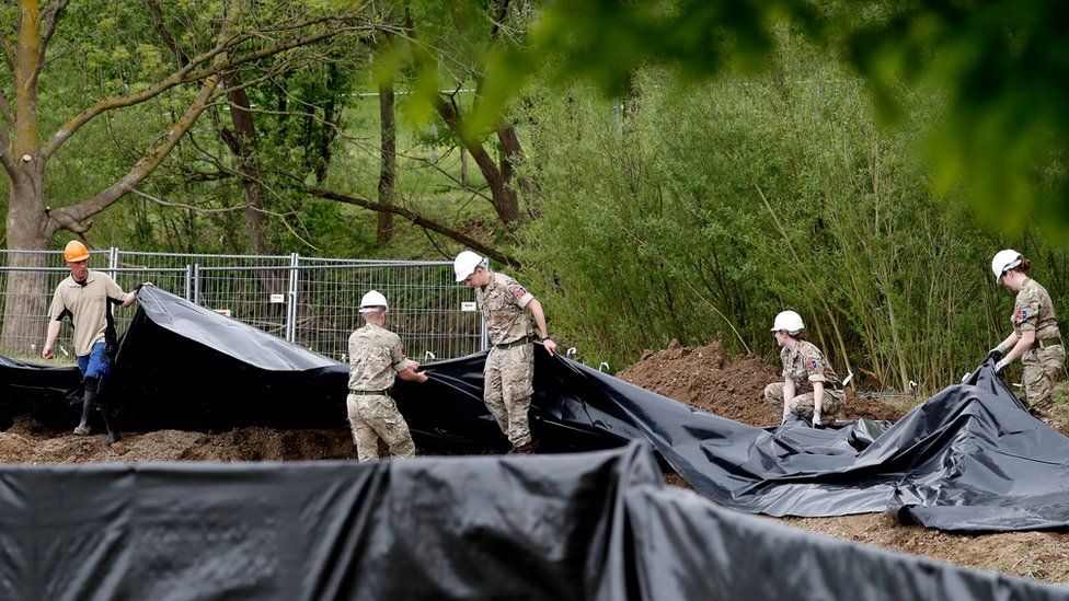 Katrice Lee: Father visits site of search for missing toddler - BBC News